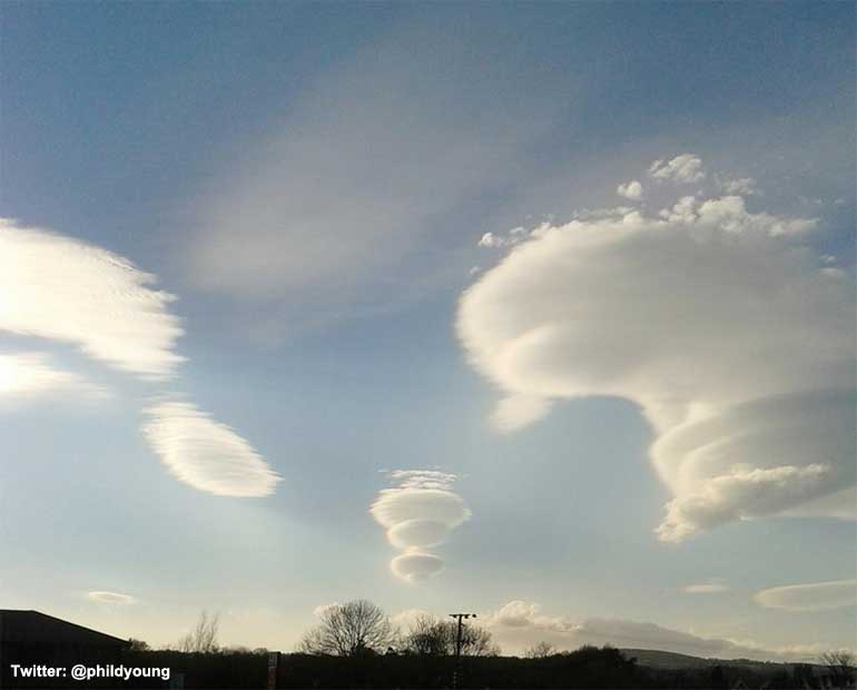 Weird cloud formation over Manchester looks like UFOs