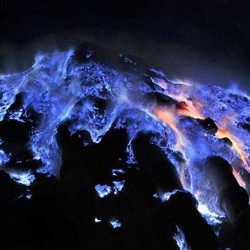 Blue Fire and Lava from Indonesian Volcano – Cryptoworld